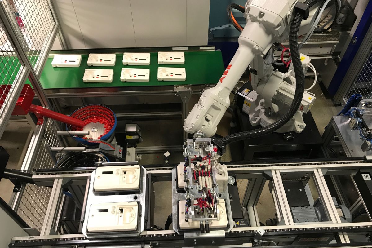 Robotized assembly cell for injection-molded components | Minitec